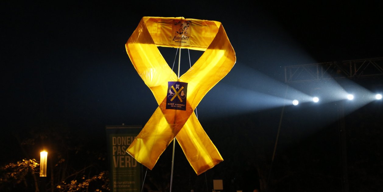 Why are people in Catalonia wearing yellow ribbons?