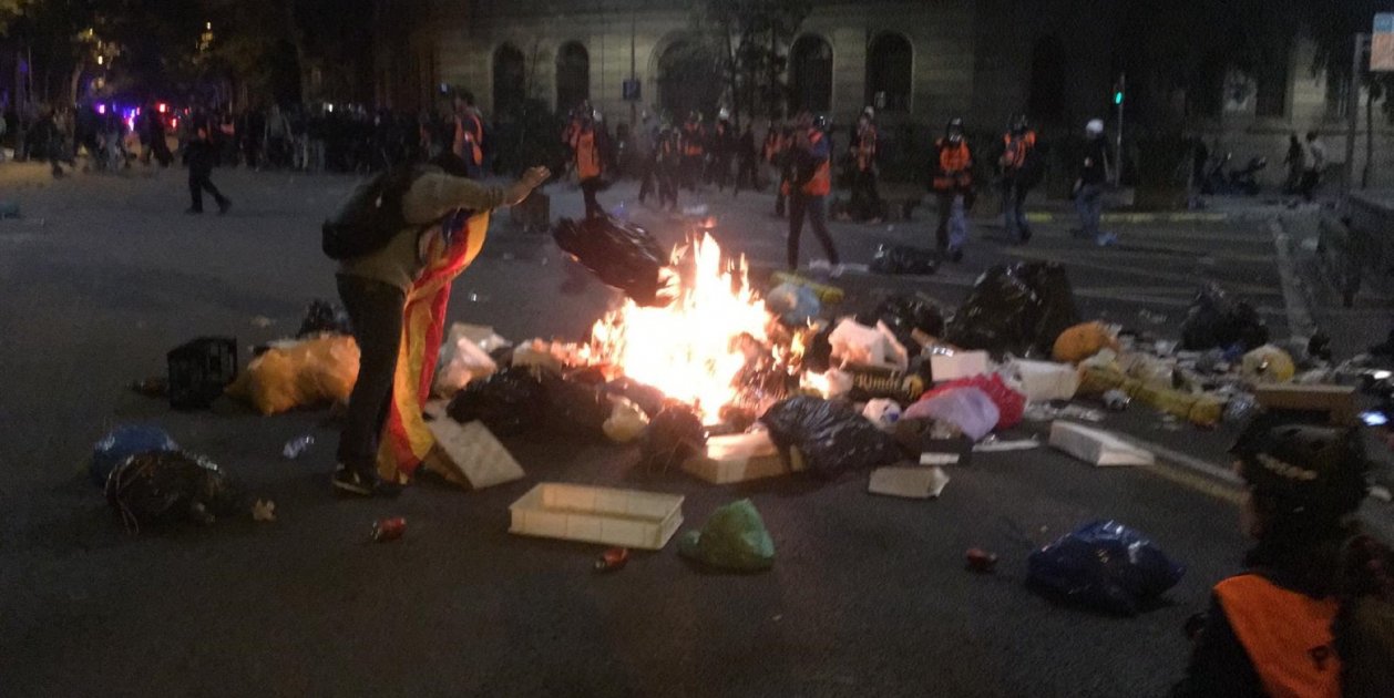 Saturday night in central Barcelona: the barricades are back