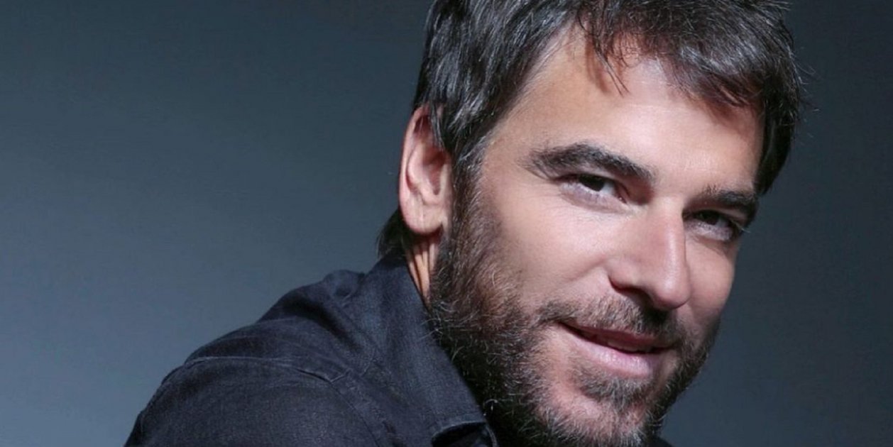 Alfonso Bassave, ex de Jon Kortajarena, en la playa con su novio Daniel ...