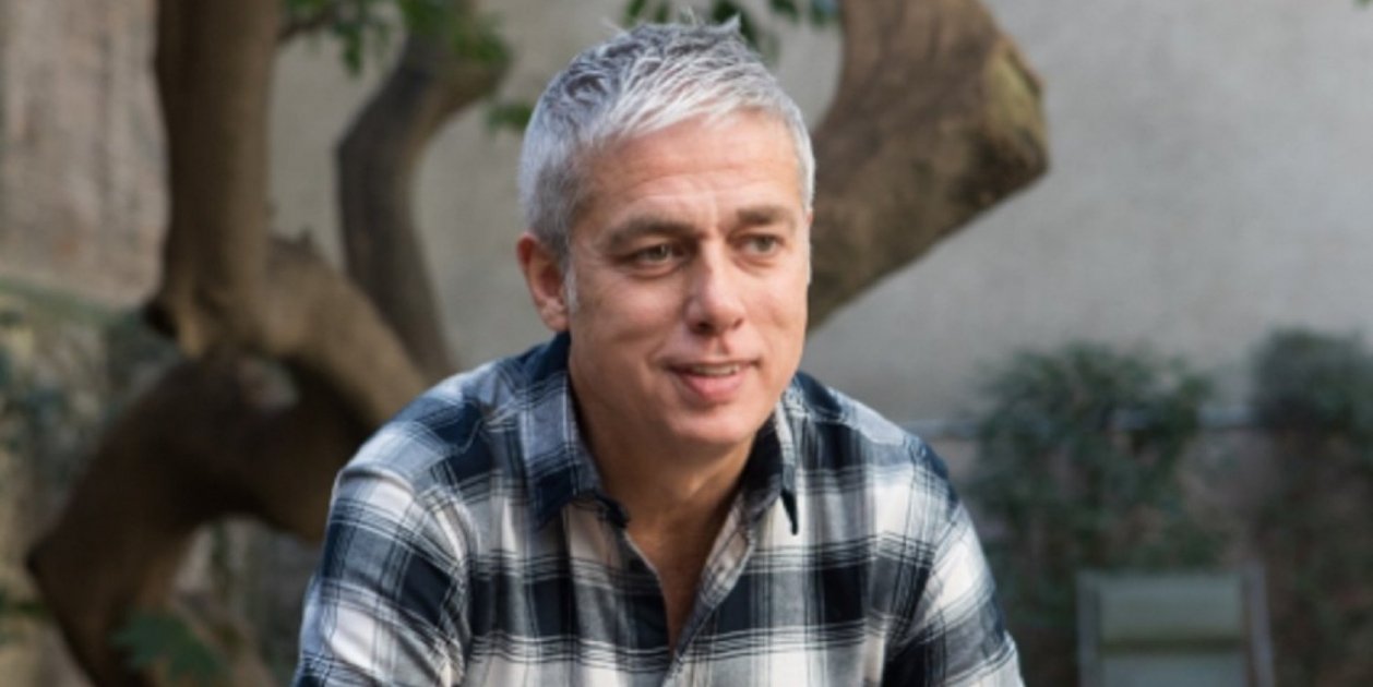 Albert Om, de pie y emocionado por lo que se ha visto y oído en la Vall ...