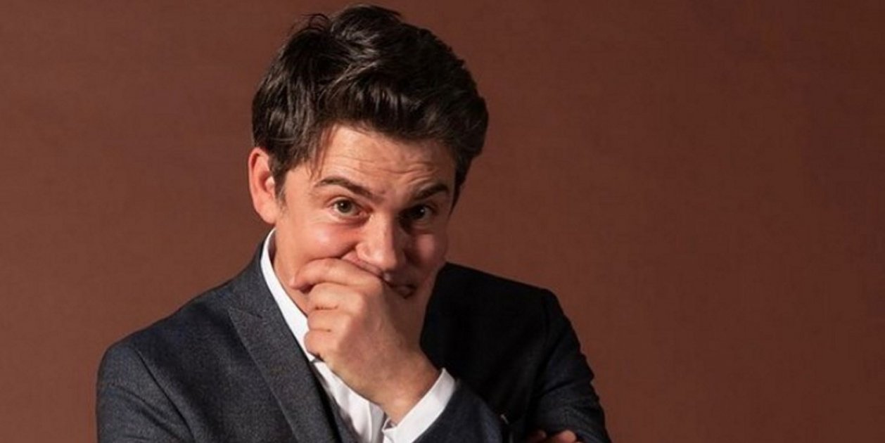 Roger Coma muestra qué ha encontrado en una butaca del teatro (y se lo ...