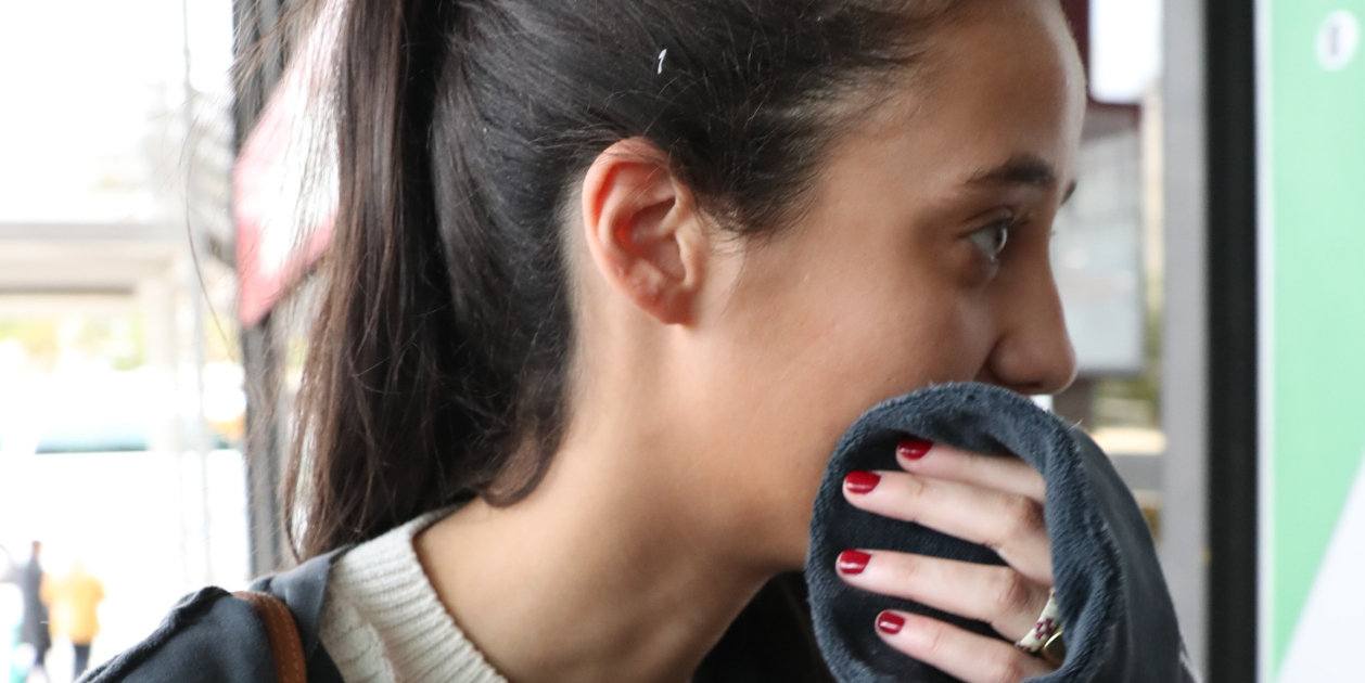 Victoria Federica con cara de haber dormido poco en la estación de tren ...