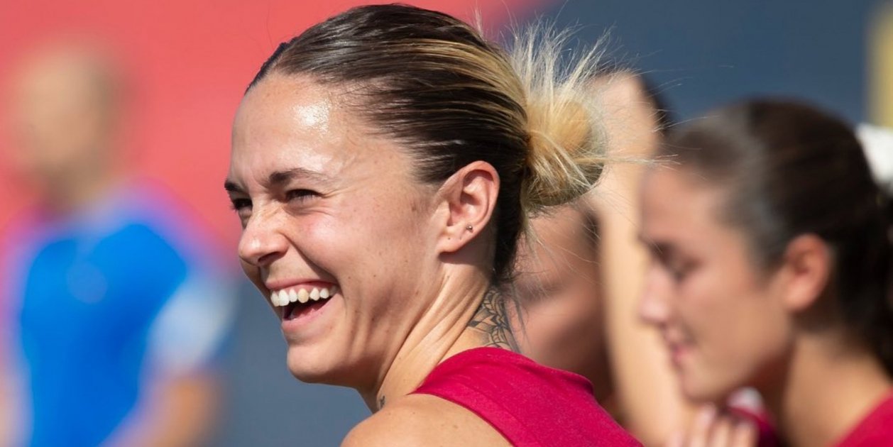 Mapi León y otra crack del Barça funden la red en Menorca: beso precioso