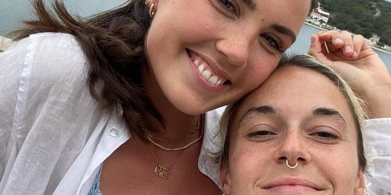 Mapi León y Engen enamoradísimas: el beso en Oslo que arrasa en redes