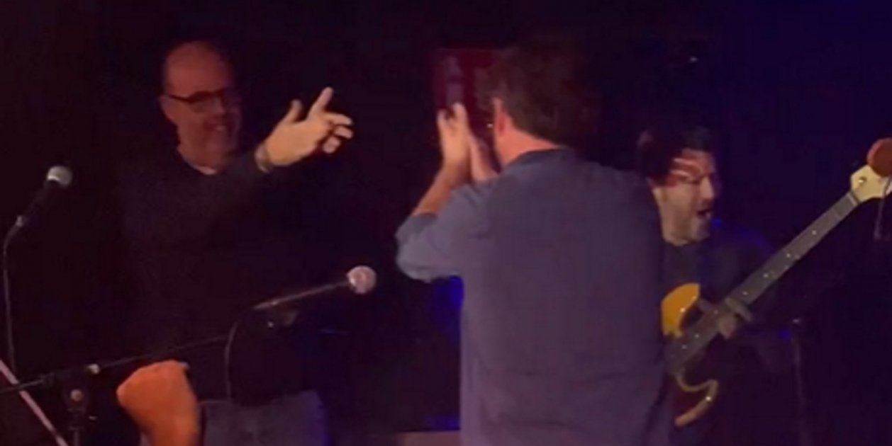 Jordi Basté cantando en el escenario del Apolo con la banda de Jordi ...