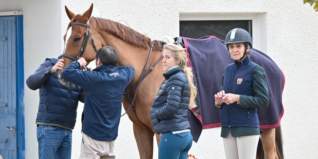 Malas caras de la infanta Elena en público en pleno mal rollo con su hija