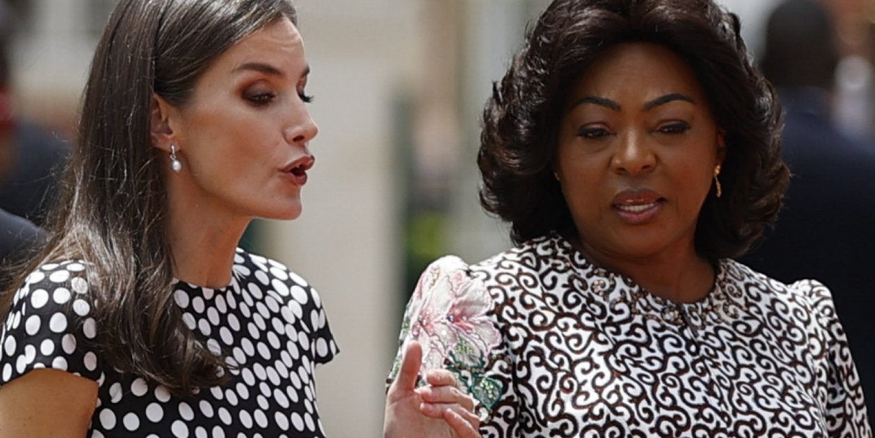 Letizia incómoda e ignorada en Angola, se cambia de ropa en pleno acto ...