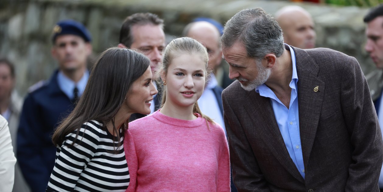 Felipe le enseña a Leonor cómo vestirse: ni diademas ni tiaras ni tacones