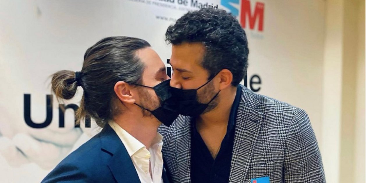 Un presentador de Telecinco se casa con su novio Carlos: lágrimas en directo