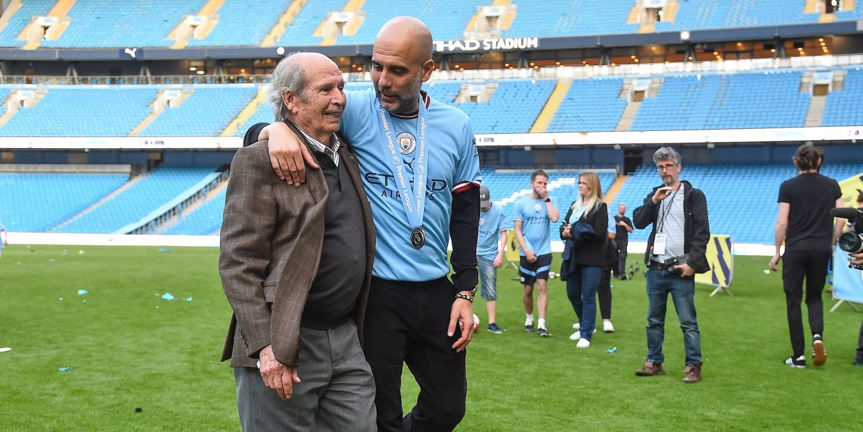 Pep Guardiola emocionado campeón con su padre y sus hijas Maria y ...