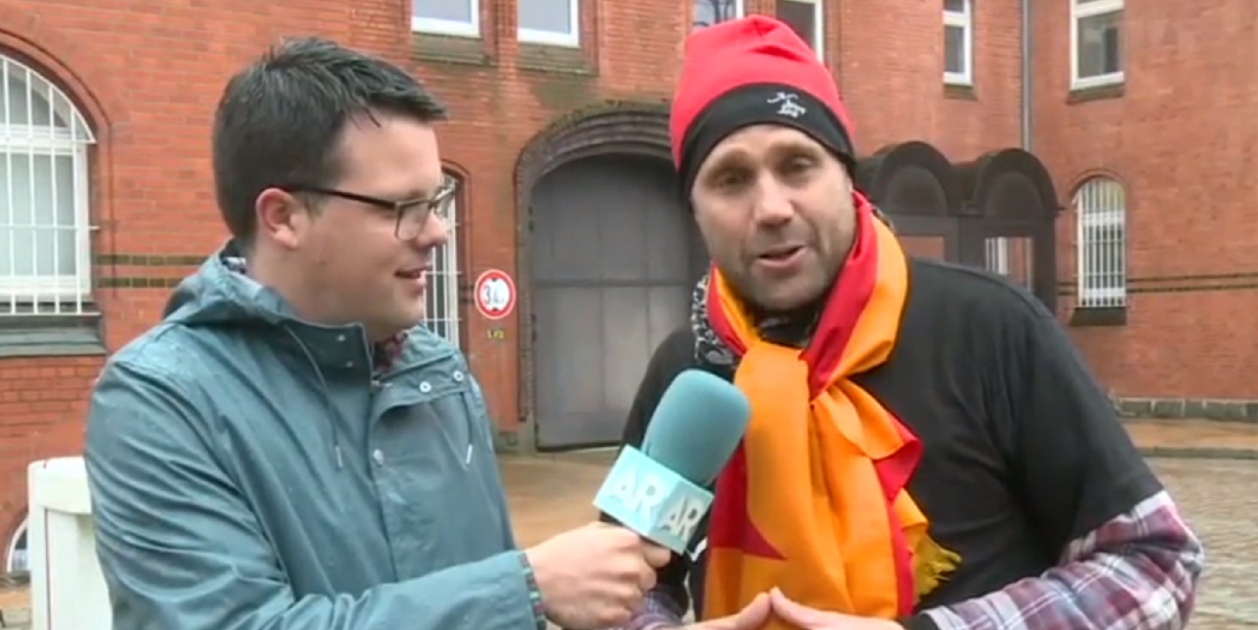 Jimmy Jump, el de la barretina, se coló también en un partido político