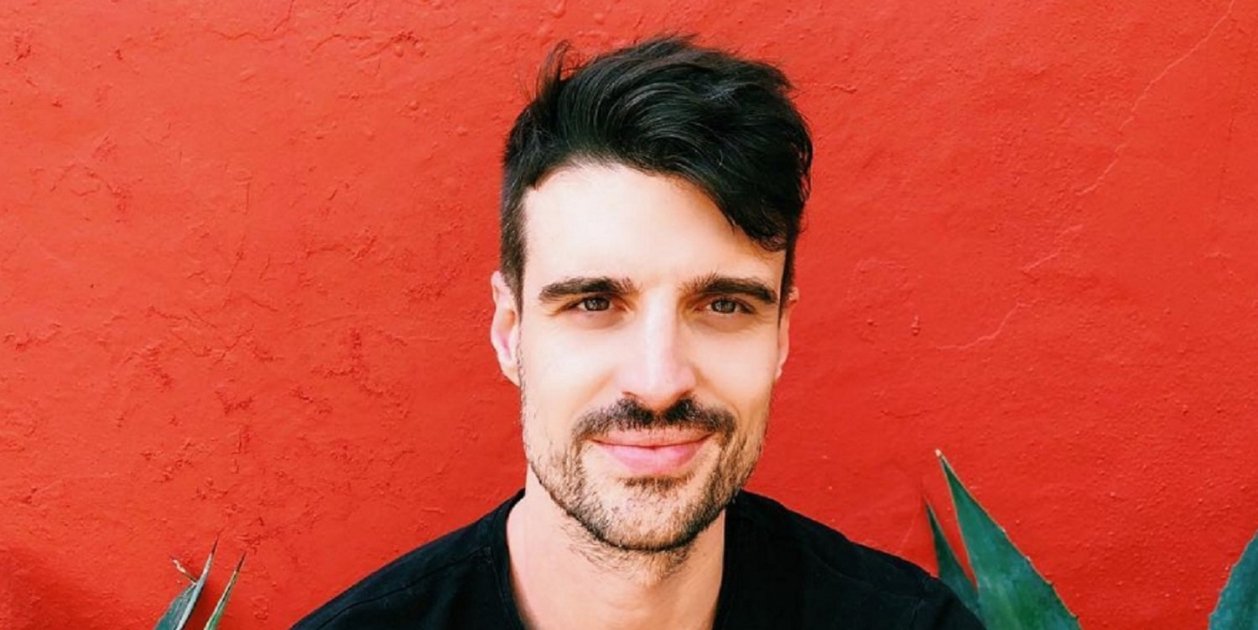 El locutor Uri Sabat y su pareja, radiantes por una gran noticia