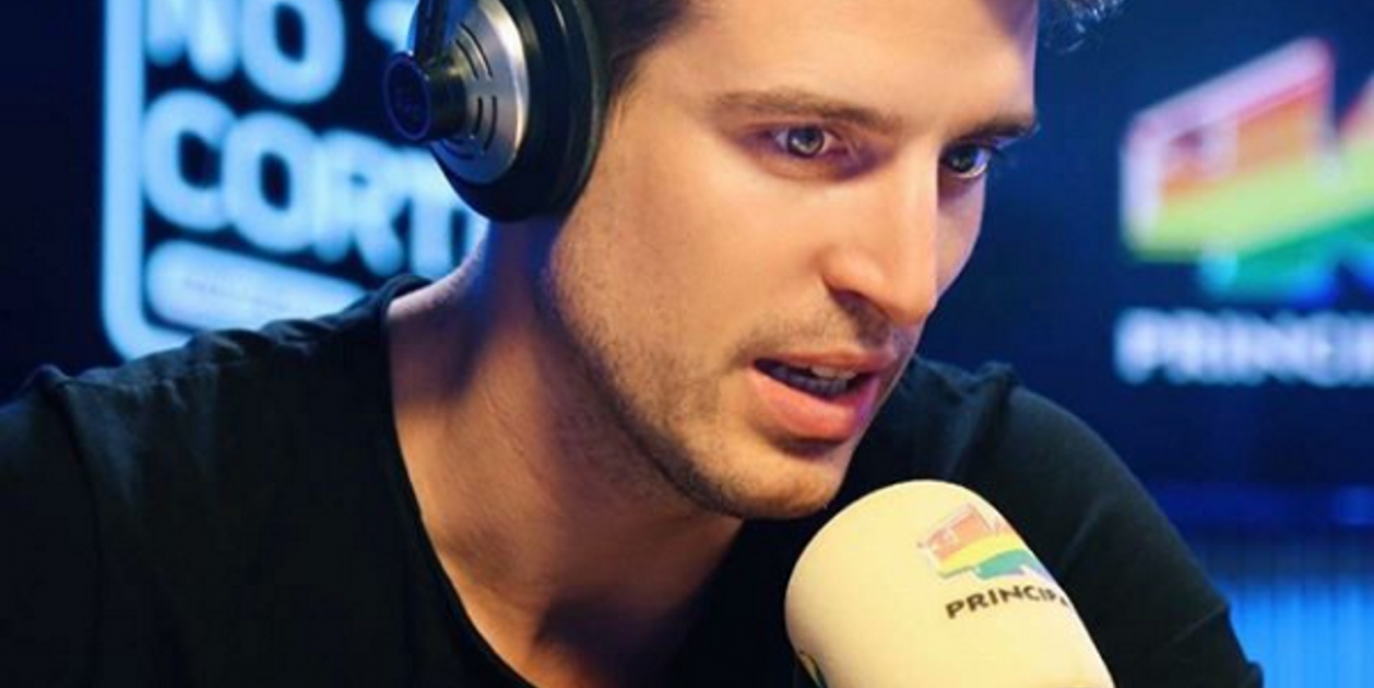 El locutor catalán Uri Sàbat, padre primerizo, presenta a su hija