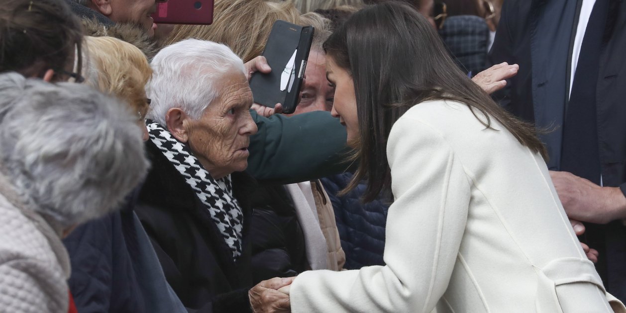 Una vecina hunde a Letizia soltándole lo que nadie osa decirle de su cara