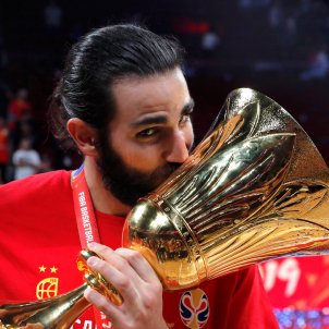 El romántico beso de Ricky Rubio y su pareja después de ser campeón del ...