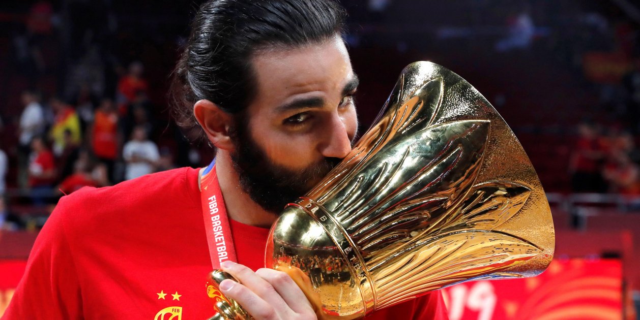 El romántico beso de Ricky Rubio y su pareja después de ser campeón del ...