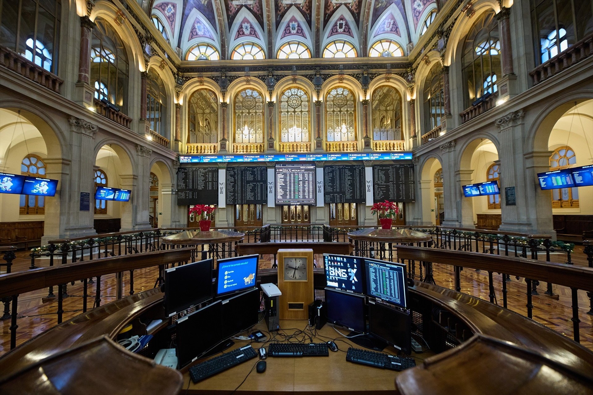 El IBEX 35 cae un 0,30% al mediodía y vuelve a perder los 9.400 puntos El IBEX 35 cae un 0,30% al mediodía y vuelve a perder los 9.400 puntos