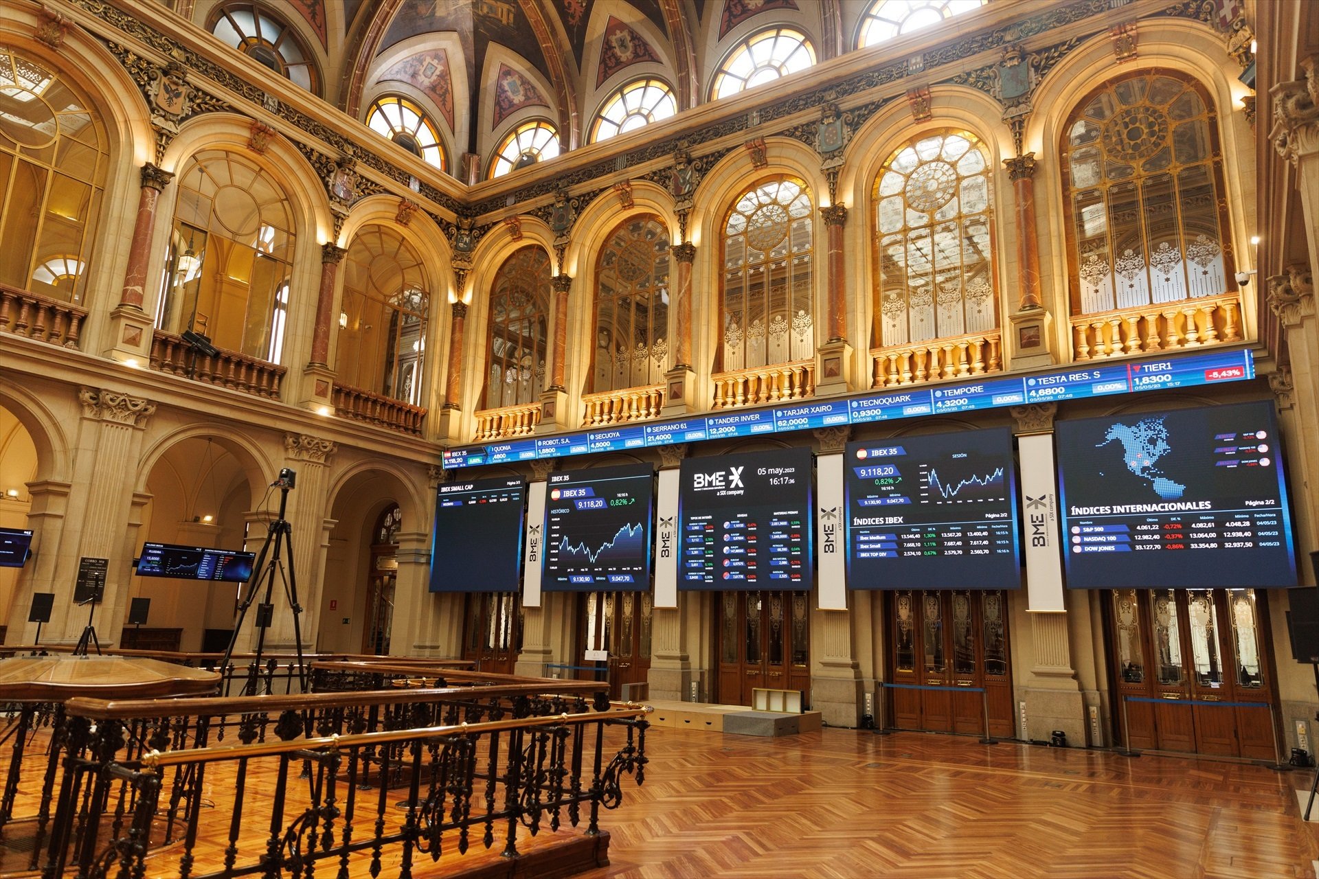 El IBEX 35 cierra plano y conserva los 9.400 puntos El IBEX 35 cierra plano y conserva los 9.400 puntos