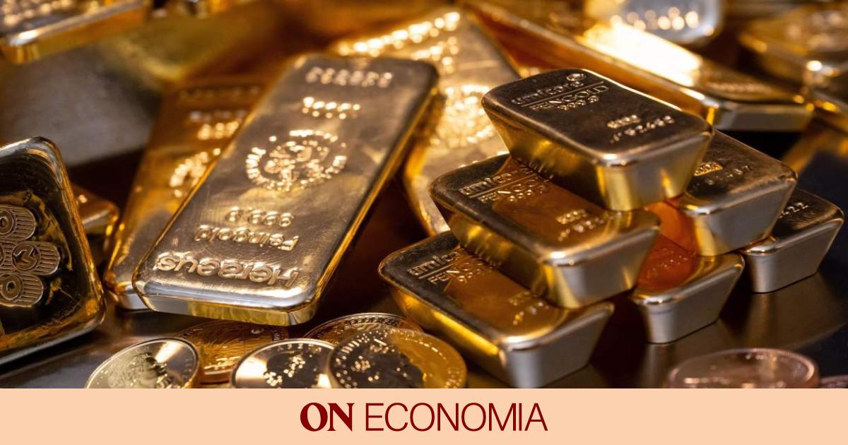 La onza de oro marca máximos históricos al superar los 2.200 dólares