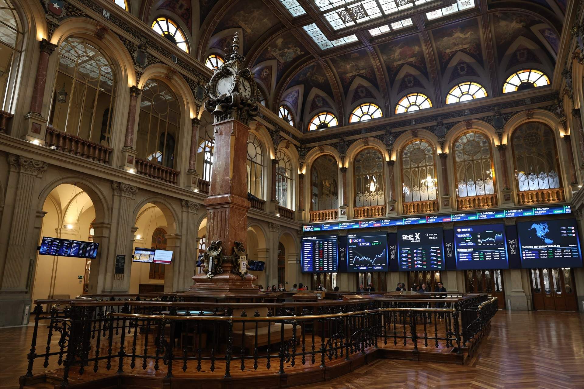 El IBEX 35 cierra plano y consolida los 11.000 puntos El IBEX 35 cierra plano y consolida los 11.000 puntos