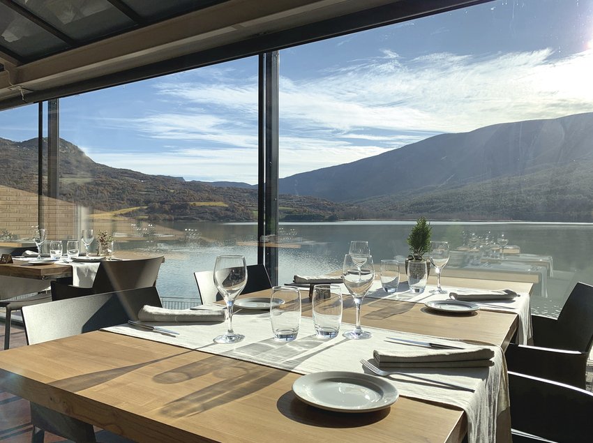 Un Restaurante En Medio De Un Pantano Y Tres Justo Al Lado Para Comer