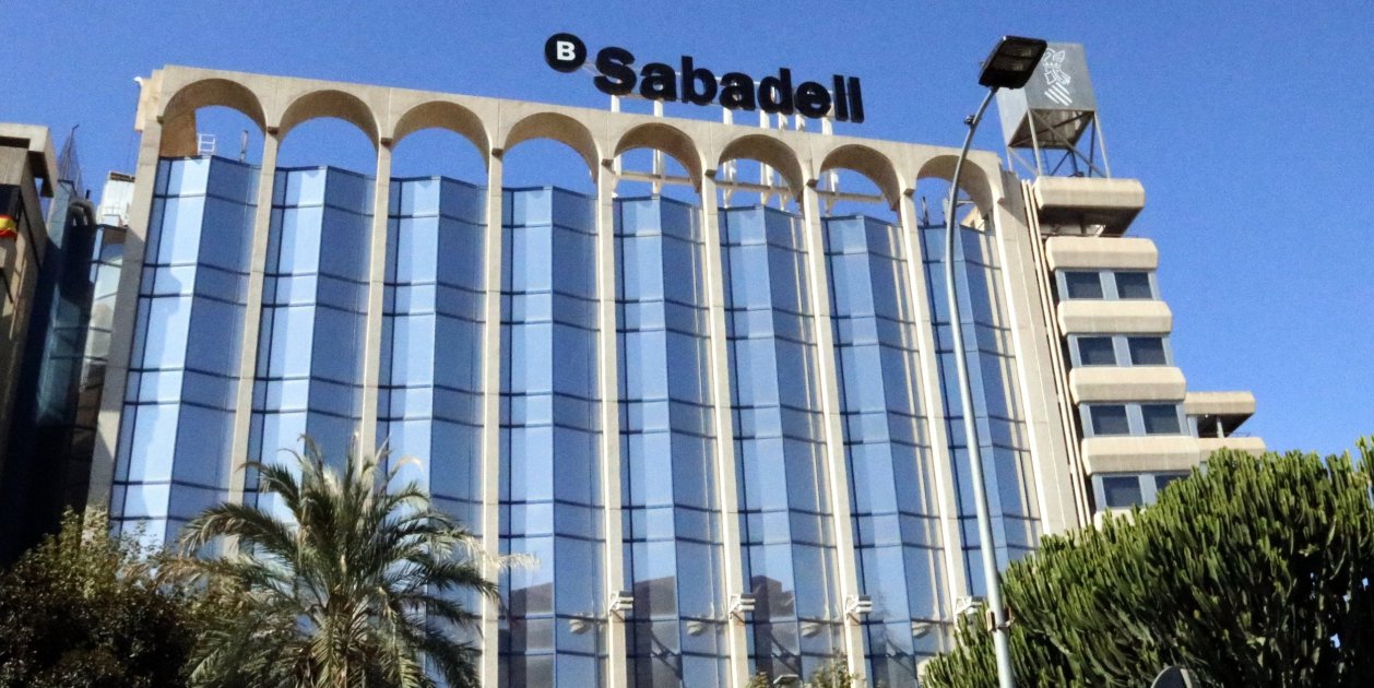 Banc Sabadell gana 73 millones hasta marzo, 22% menos, TSB en beneficios