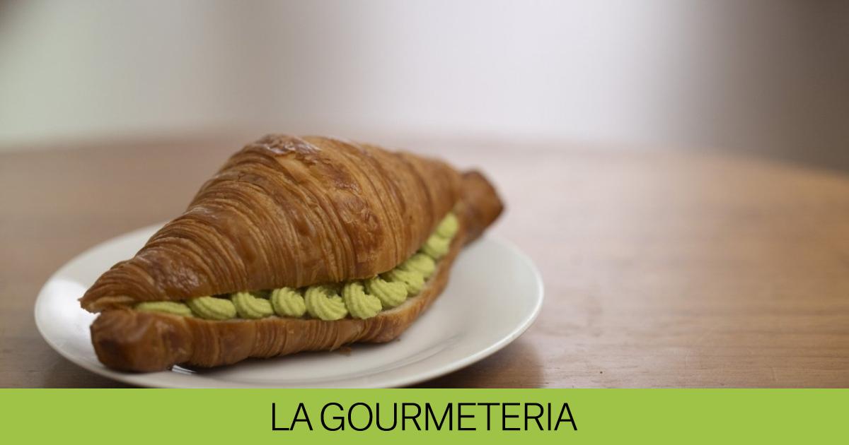 Croissants rellenos de crema de pistachos