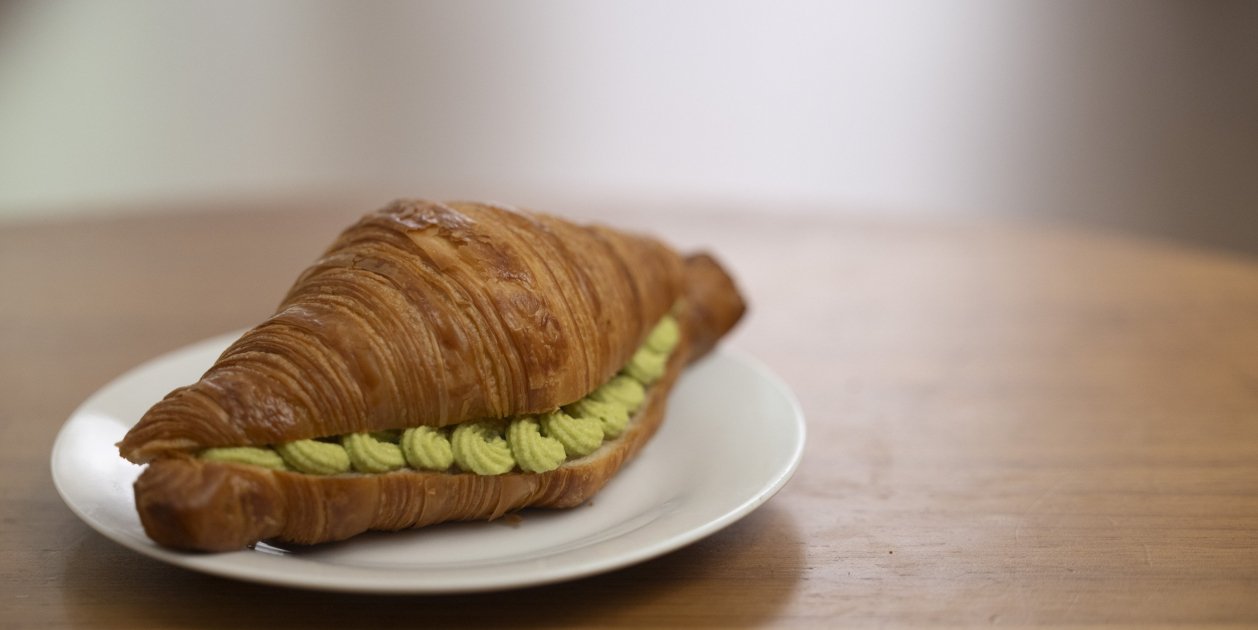 Croissants rellenos de crema de pistachos