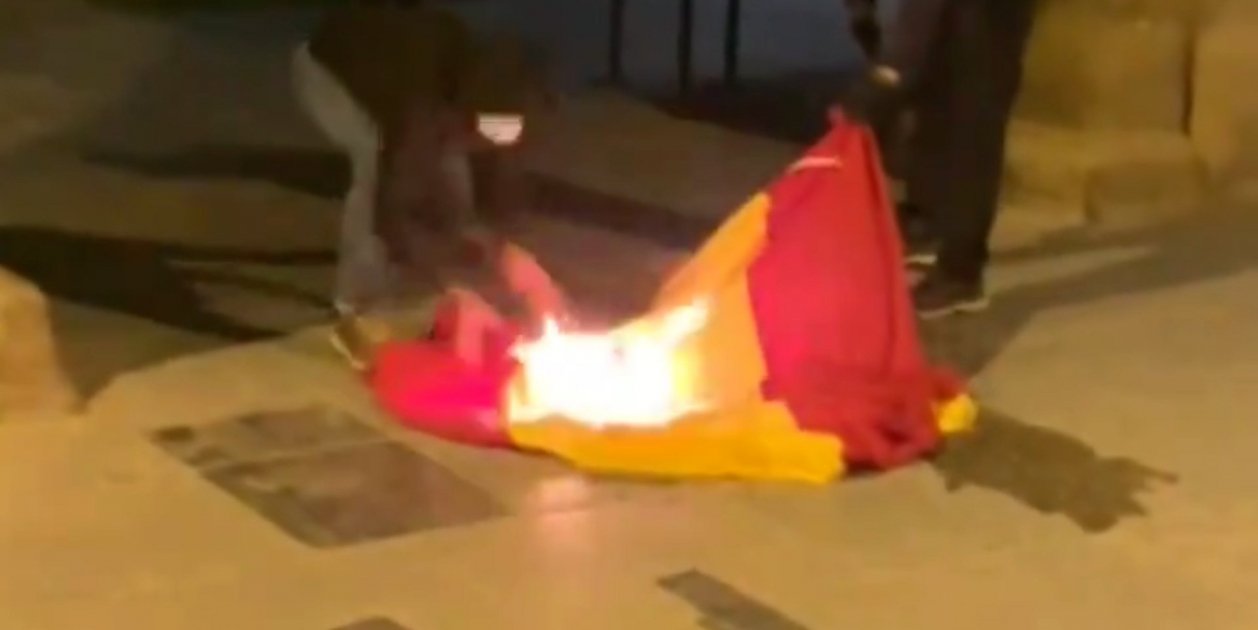 Los CDR queman la bandera española del ayuntamiento de Vic