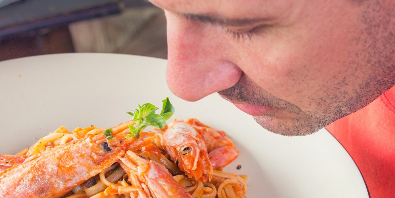 Así es la relación entre el olfato y lo que comemos