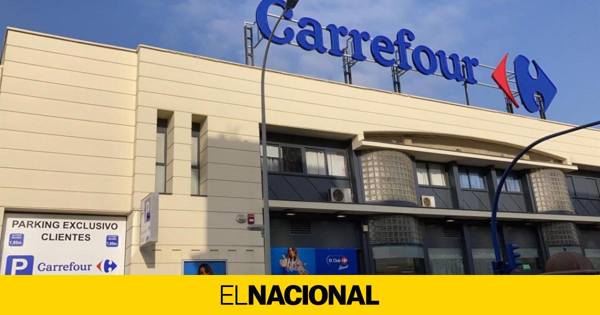 Carrefour tiene un árbol de Navidad premium con ramas de aguja, cuesta ...