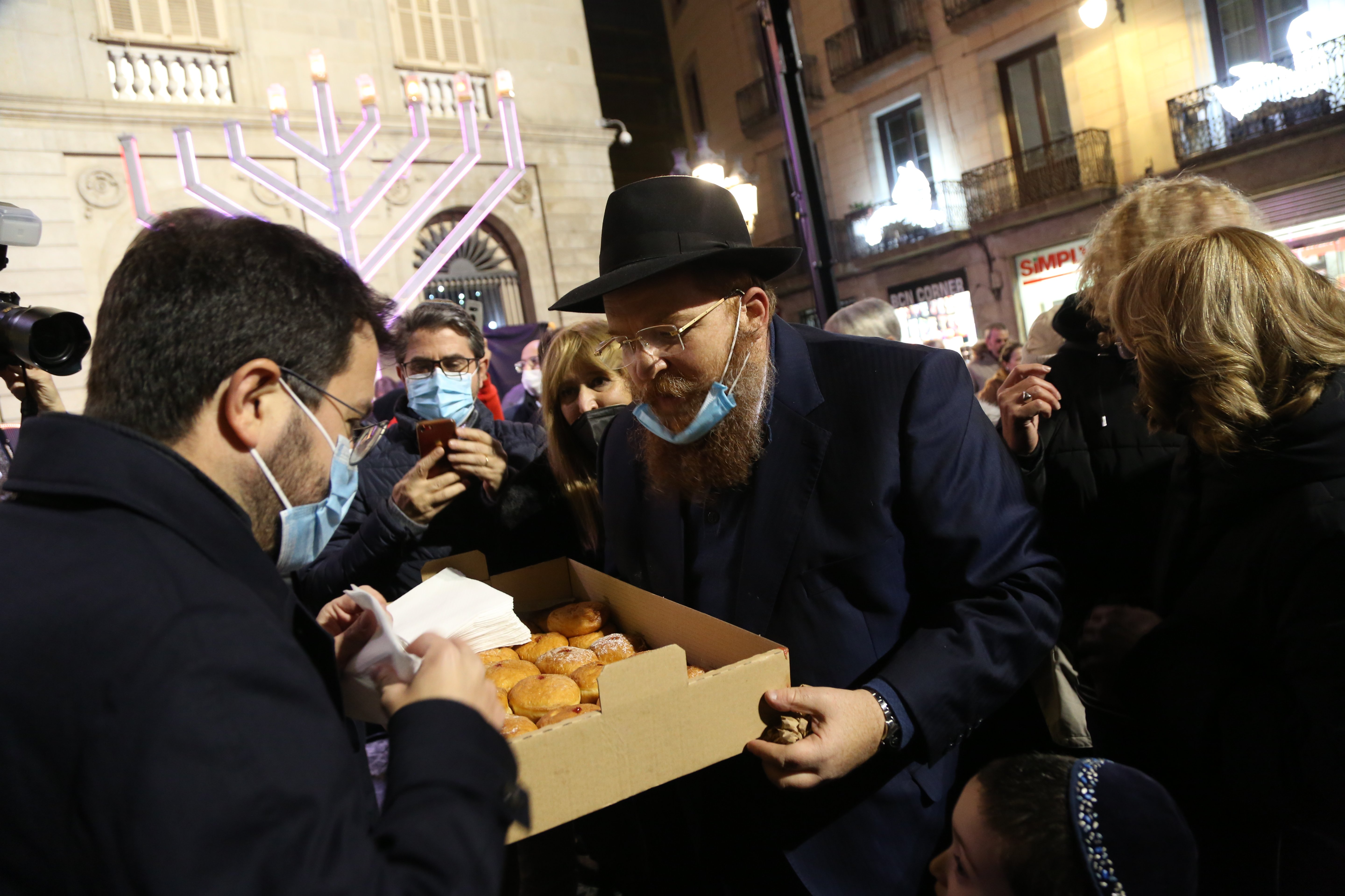 Encienden la Janucá judía en la plaza Sant Jaume, la fiesta de las luces