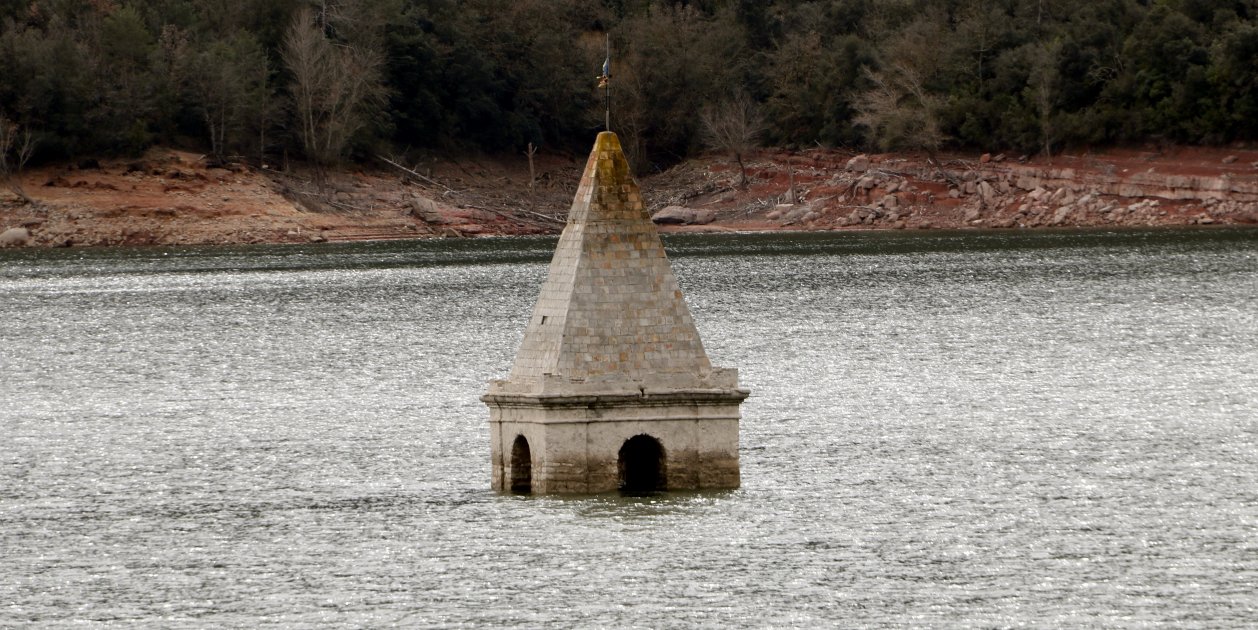 Per què no cau el campanar del pantà de Sau?
