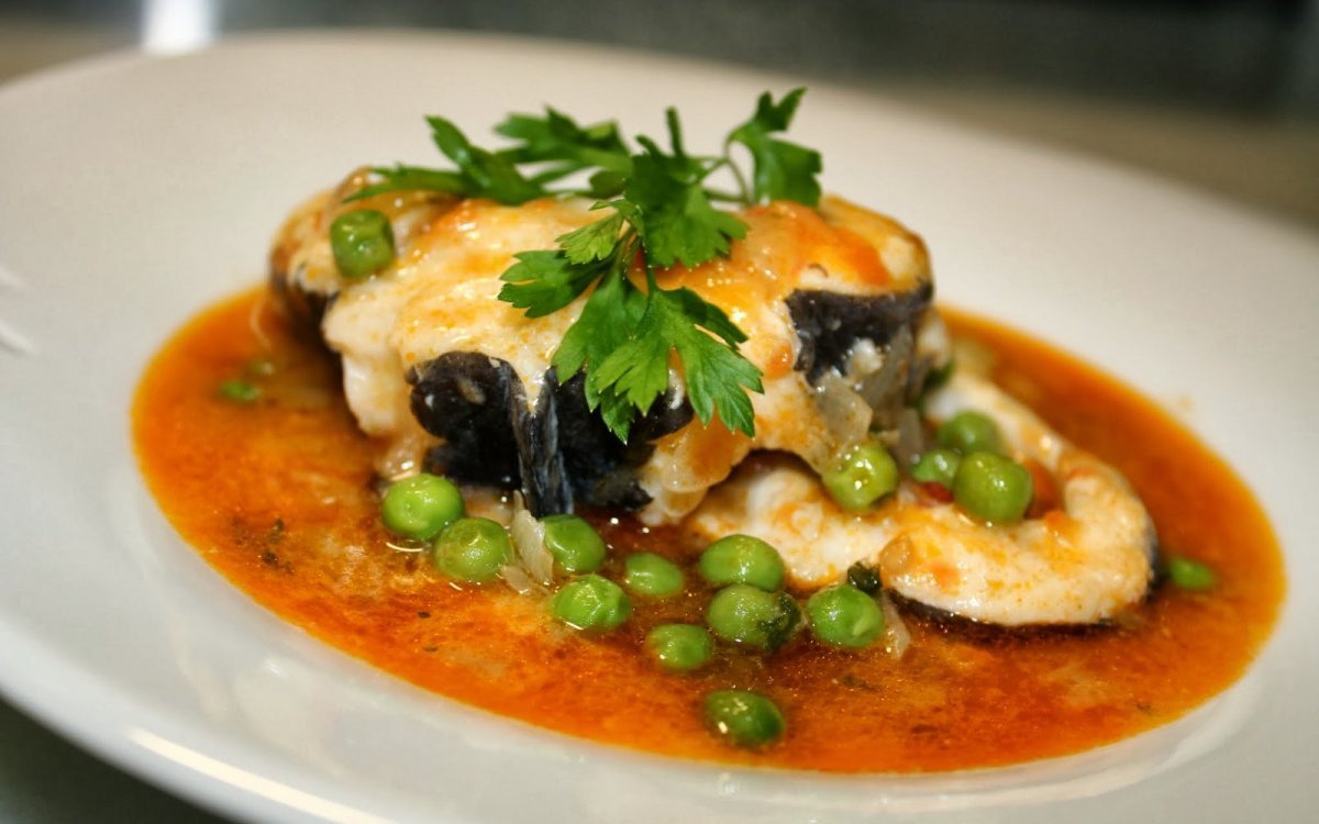 Congrio con guisantes | Recetas de La Gourmeteria