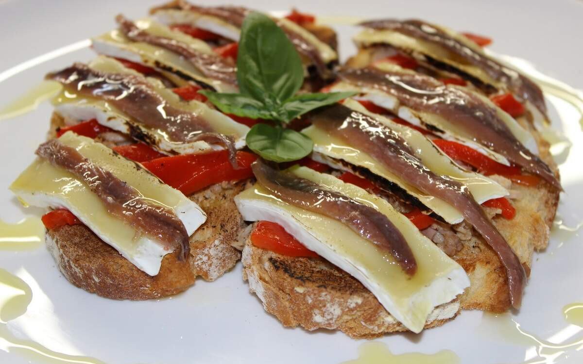 Tostada de atún, brie y anchoas | Recetas de La Gourmeteria
