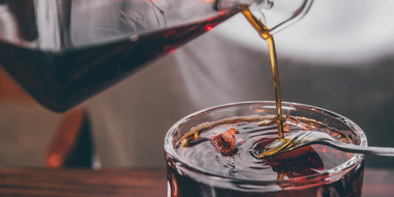 Què succeeix quan barreges cafeïna i alcohol