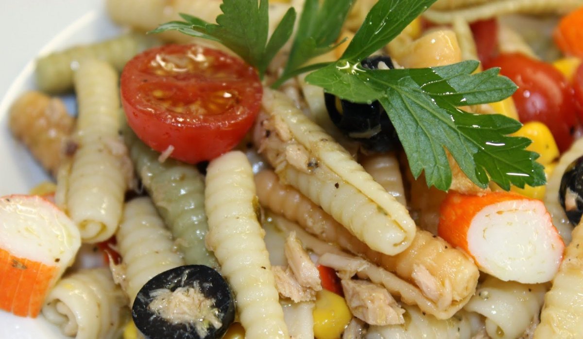 Ensalada de pasta con atún, cangrejo y tomate | Recetas de La Gourmeteria