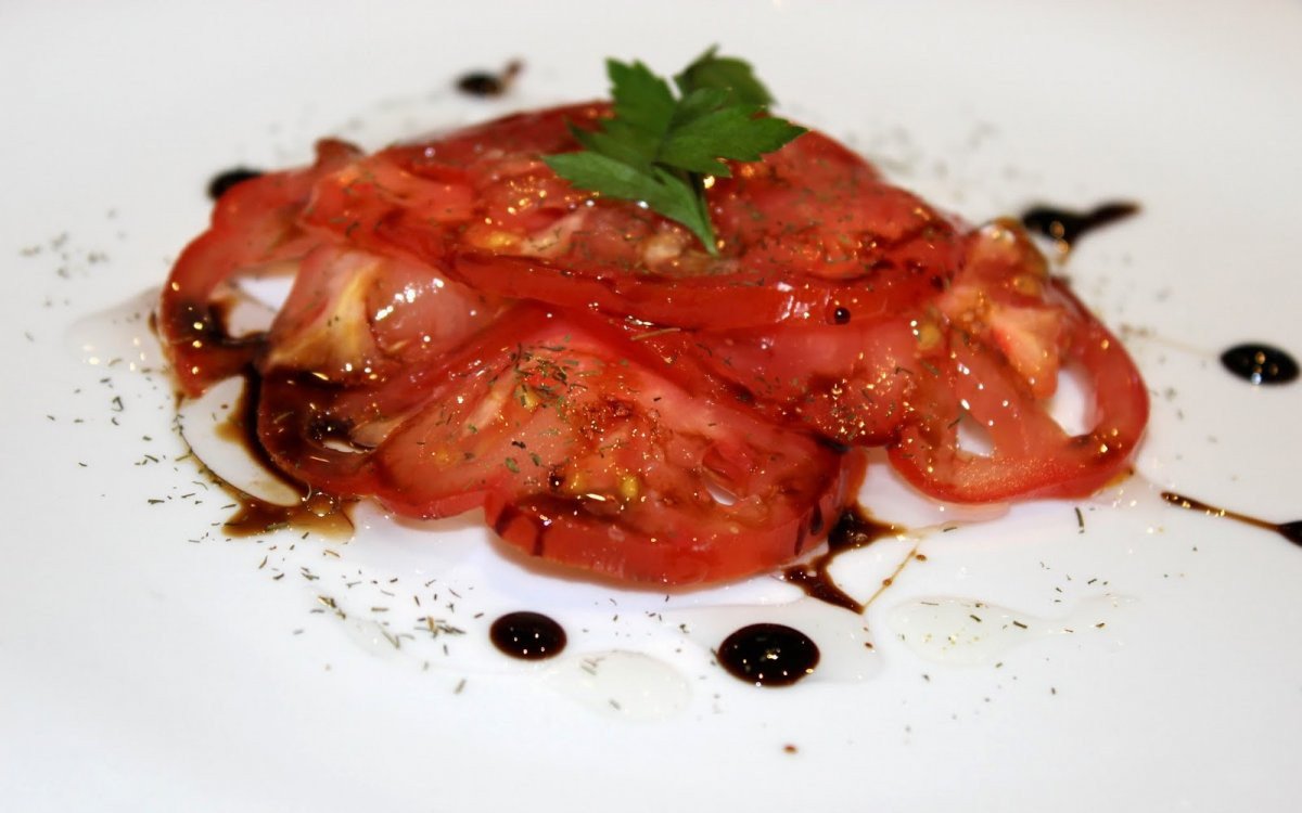 Carpaccio de tomate con queso fresco y aceite suave de vainilla ...