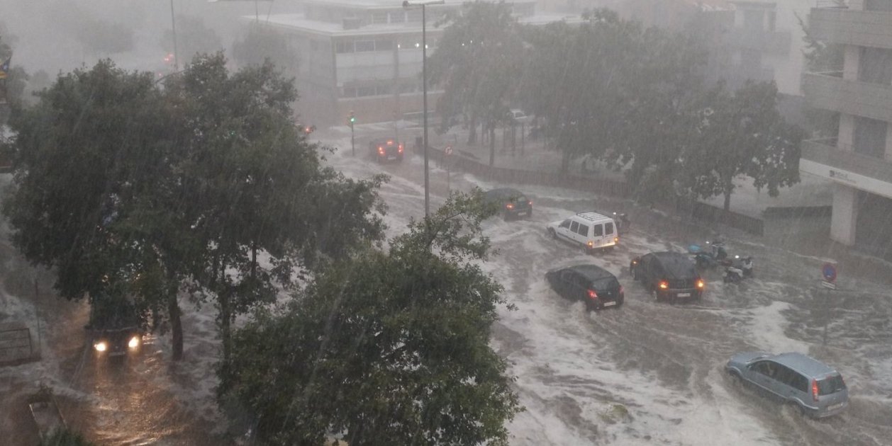 Una intensa tormenta de granizo inunda Girona