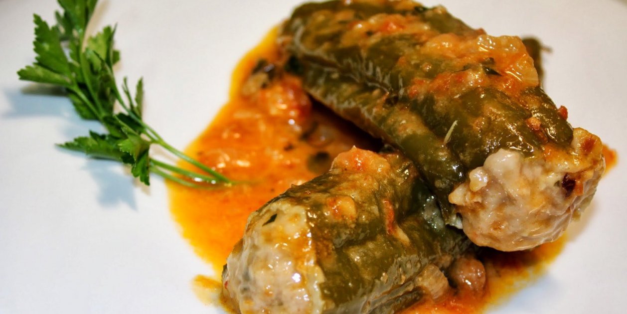 Guiso de pimientos verdes rellenos de carne | Recetas de La Gourmeteria