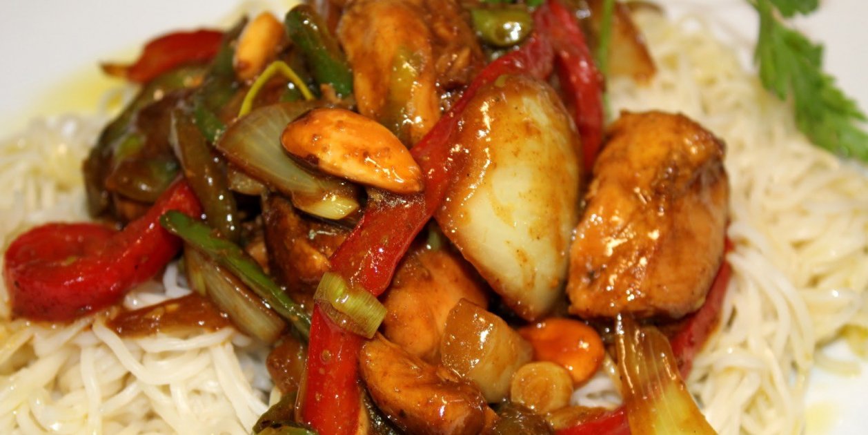 Wok de pollo al curri con verduras y almendras | Recetas de La Gourmeteria