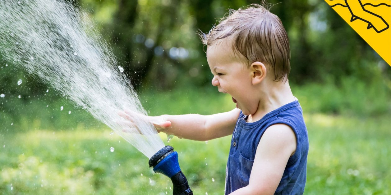 5 juegos de agua para hacer con niños lejos de la playa y la piscina
