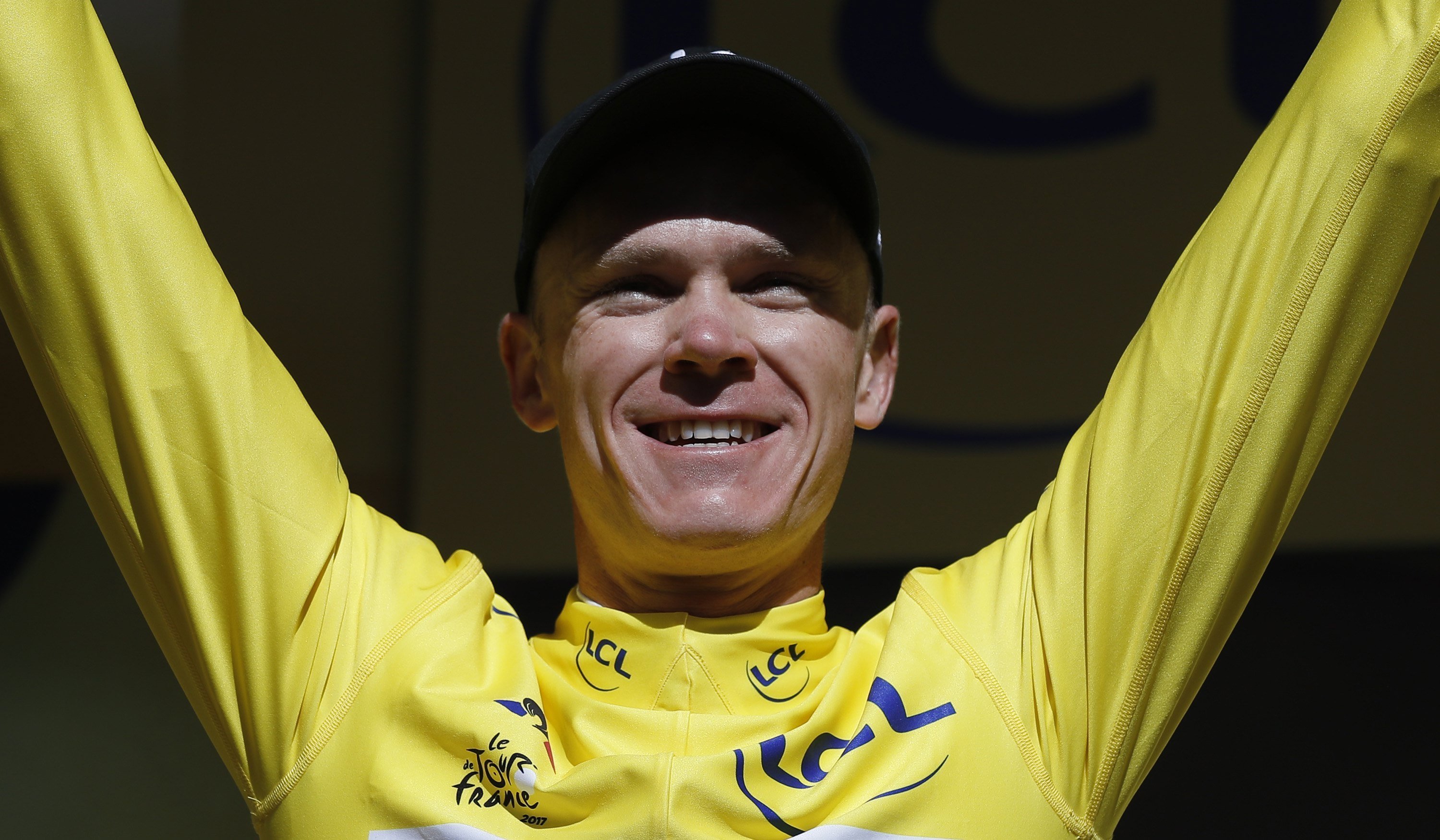 Froome recupera el maillot amarillo y Matthews se estrena