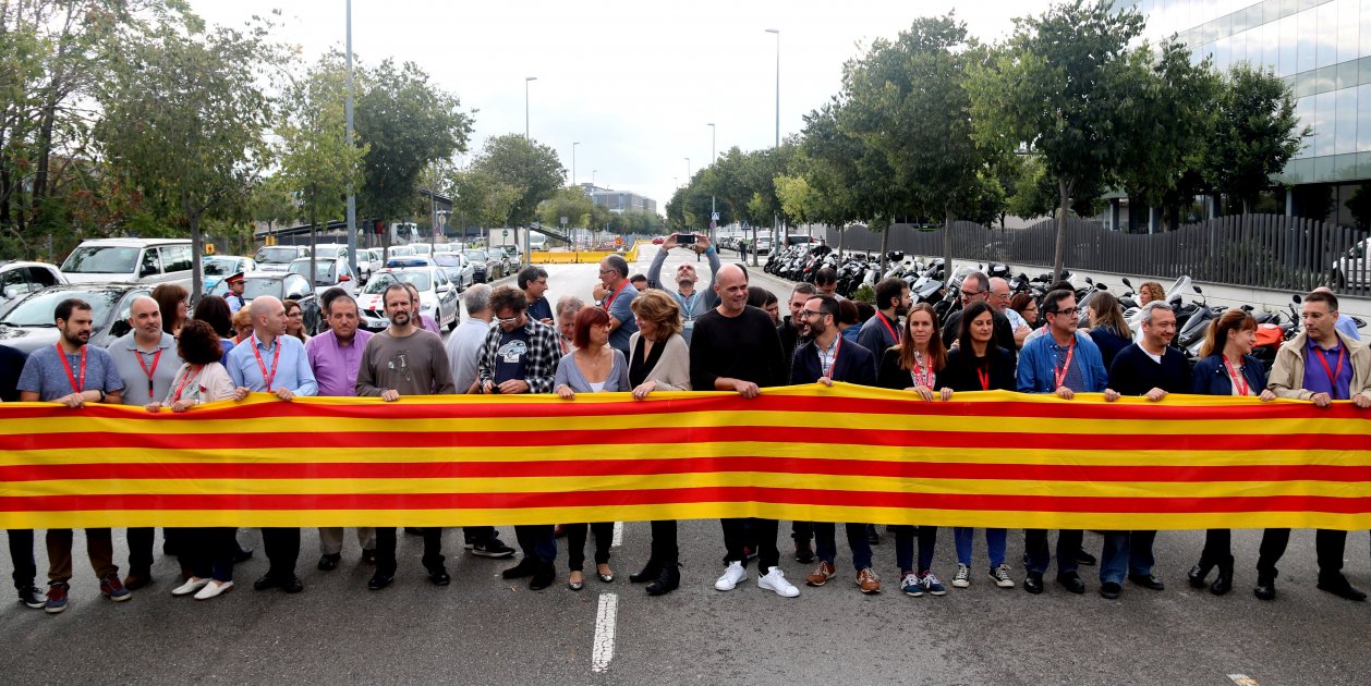 Treballadors del CTTI es manifesten contra la Guàrdia Civil que busca ...