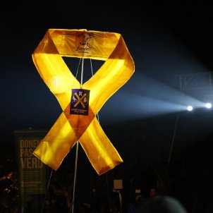 Why are people in Catalonia wearing yellow ribbons?