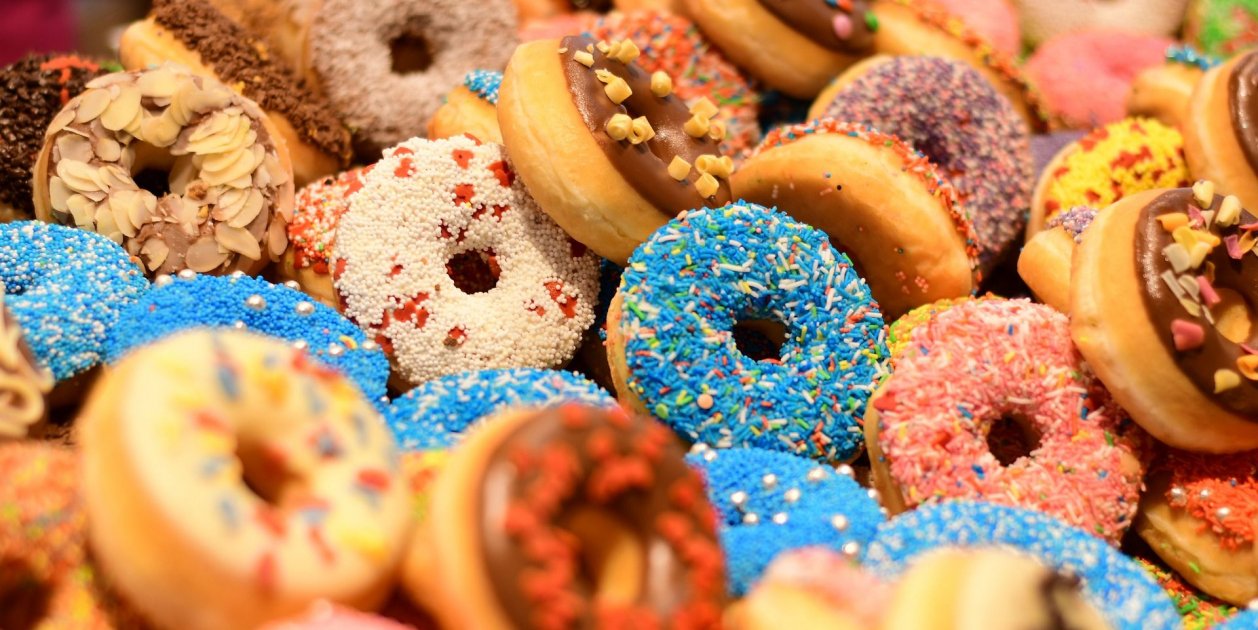 Si quieres pecar con postres caseros, estos donuts rellenos en la ...
