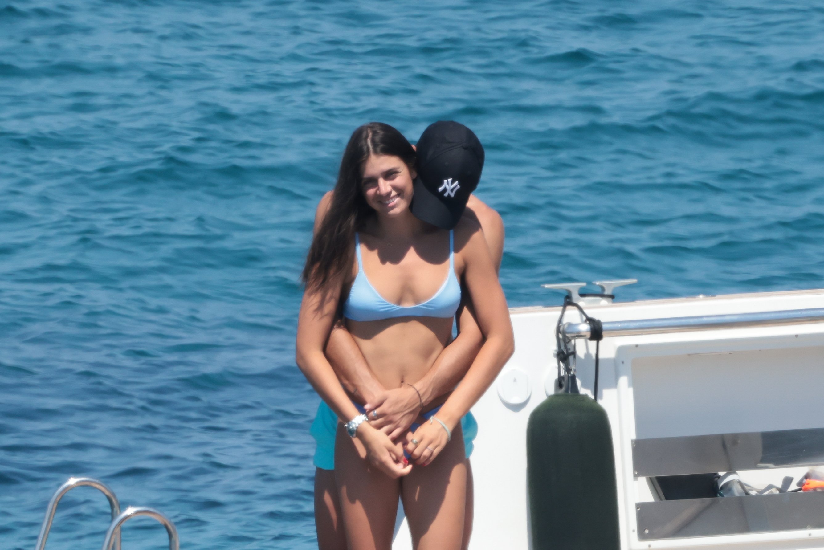 Ferran Y Sira Ajenos A Las Cámaras Se Dejan Ir A Bordo De Un Barco Ovación De Los Fans Fotos