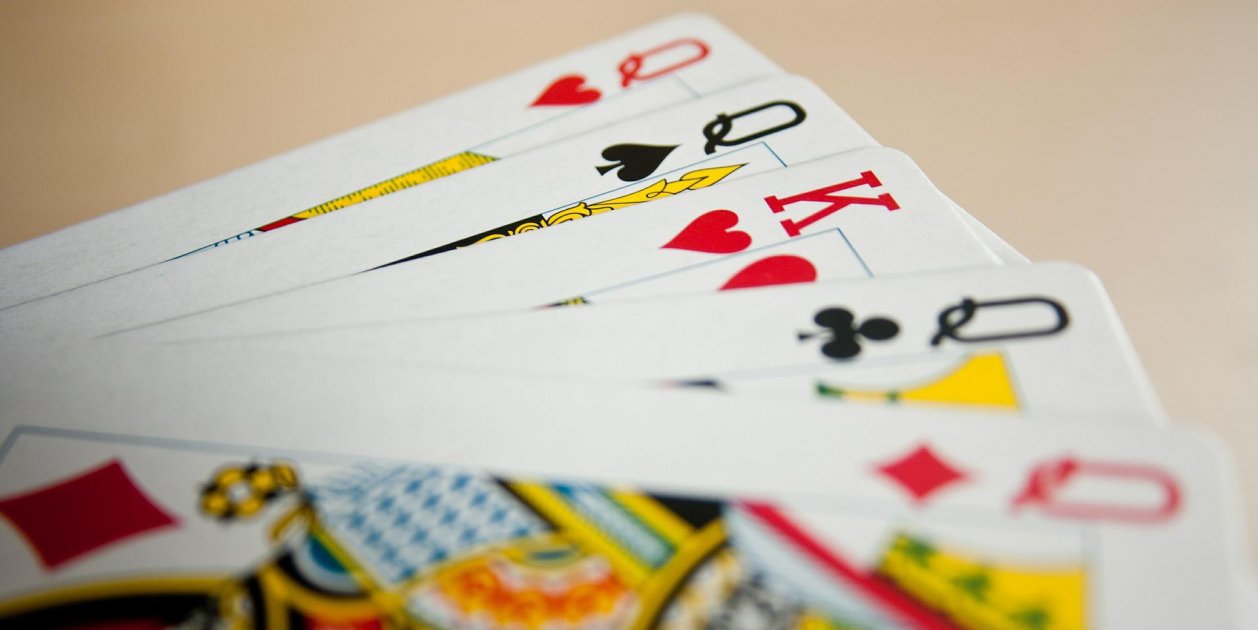 5 juegos con cartas de póker fáciles para jugar con amigos y en familia