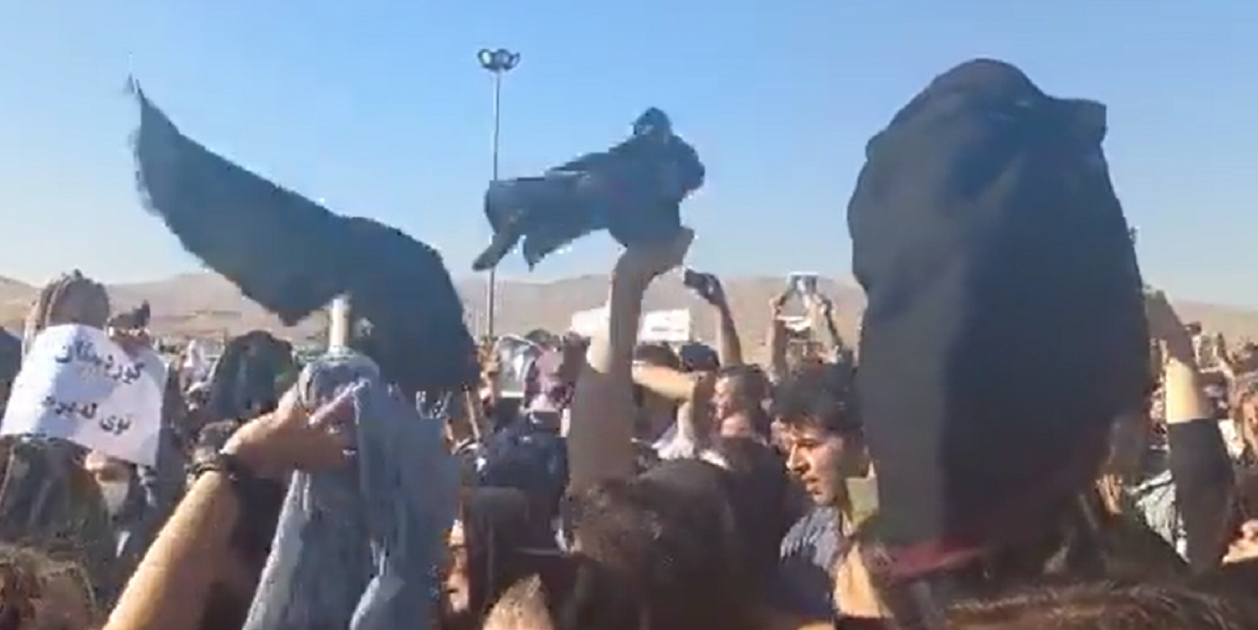 Las iraníes tiran el hiyab en protesta por la muerte de Mahsa Amini
