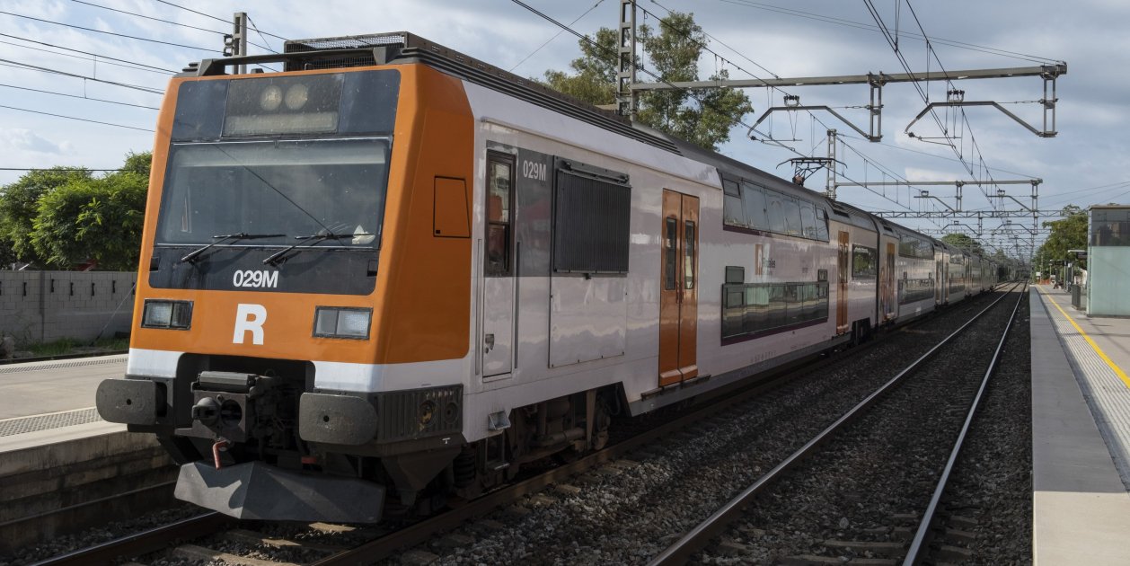 La línea R2 de Rodalies sufre retrasos por una incidencia en el Prat